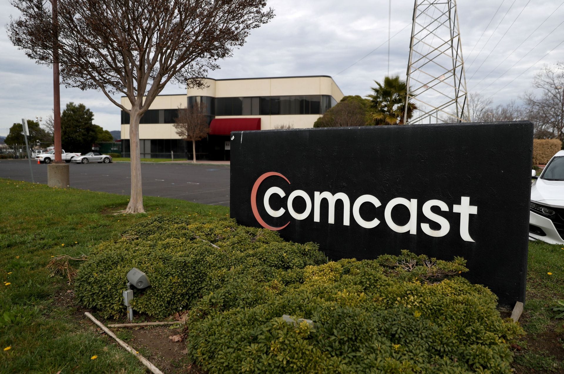 How much will Comcast's latest bundle with Netflix, Peacock, and Apple ...